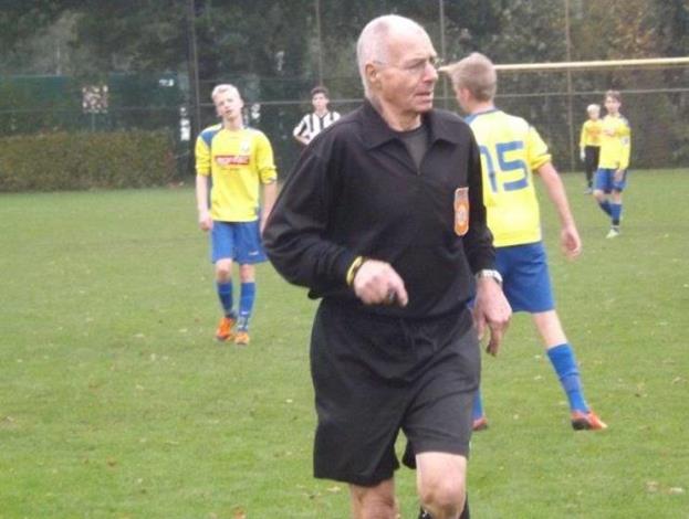 Scheidsrechter Piet Janssen fluit de laatste wedstrijd » sv Blauw Geel ...